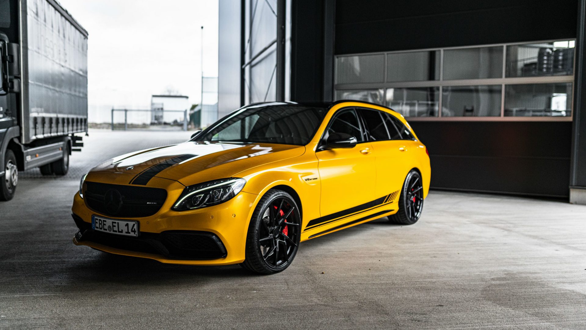 Mercedes-AMG C63 S205 - Vollfolierung in PWF Saffron Yellow ...