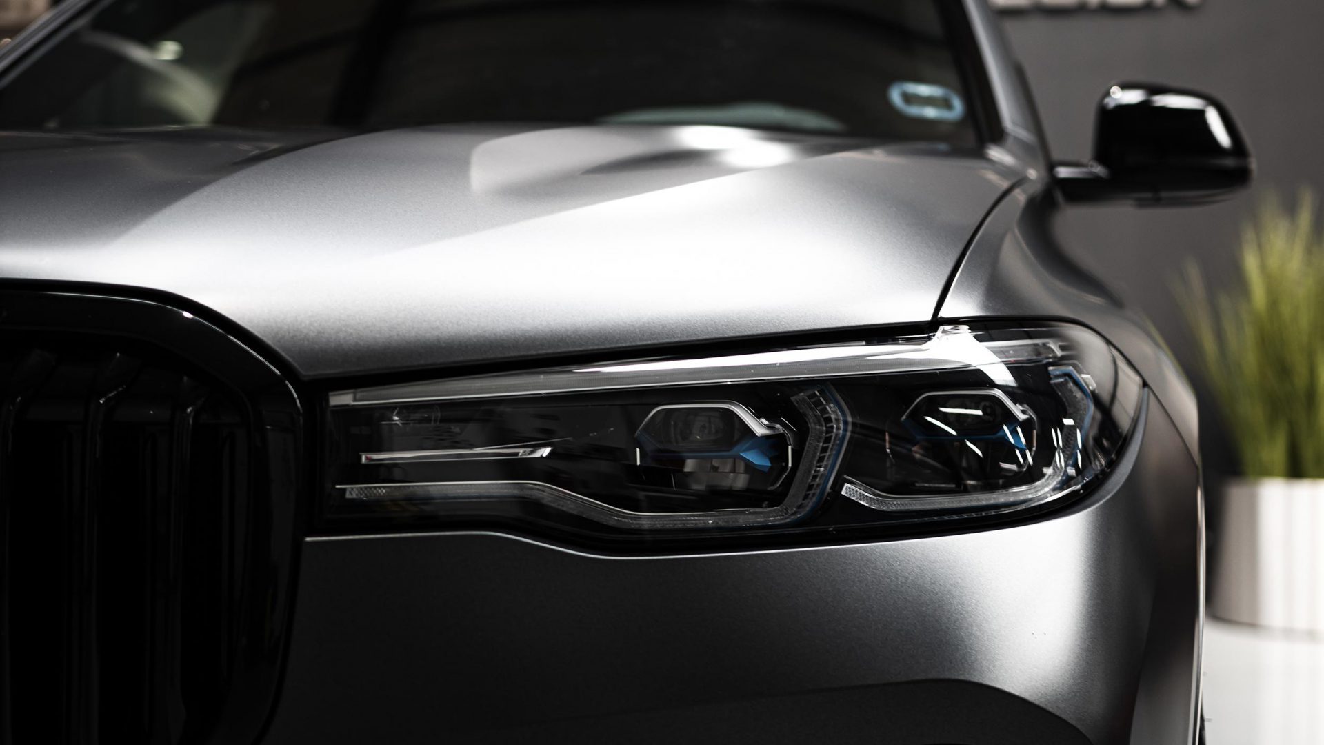 BMW X7 G07 - Wrapping in PWF Matt Dark Charcoal CC 4015 - M&D exclusive ...