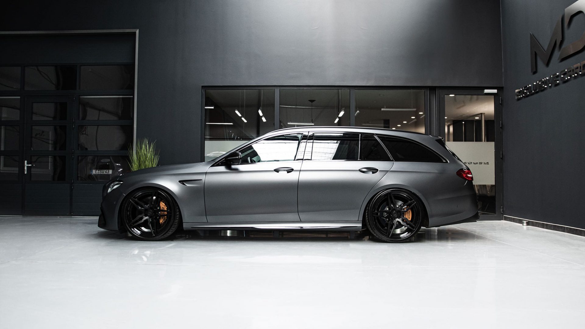 Mercedes-AMG E63s S213 T-Modell - Wrapping in PWF Matt Dark Charcoal CC 4015 - M&D exclusive ...