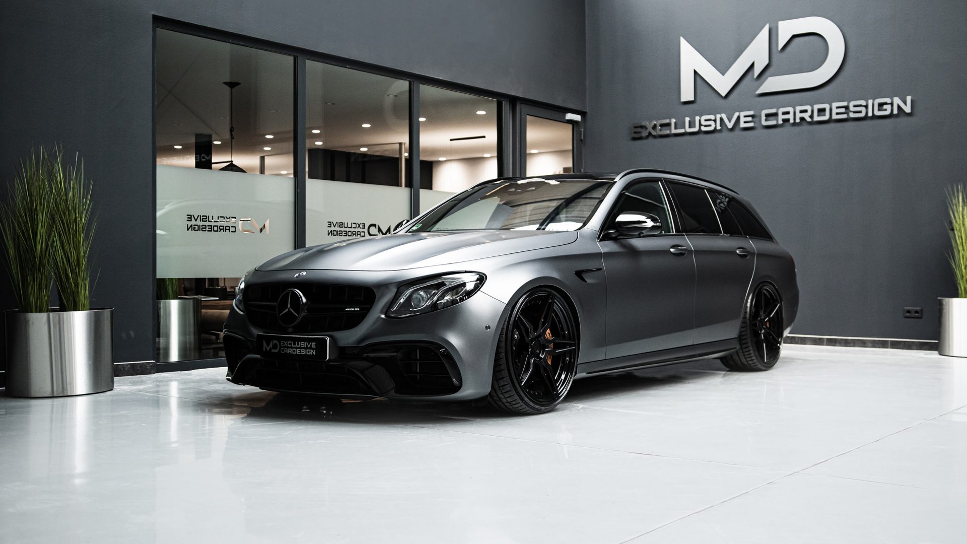 Mercedes-AMG E63s S213 T-Modell - Folierung in PWF Matt Dark Charcoal ...