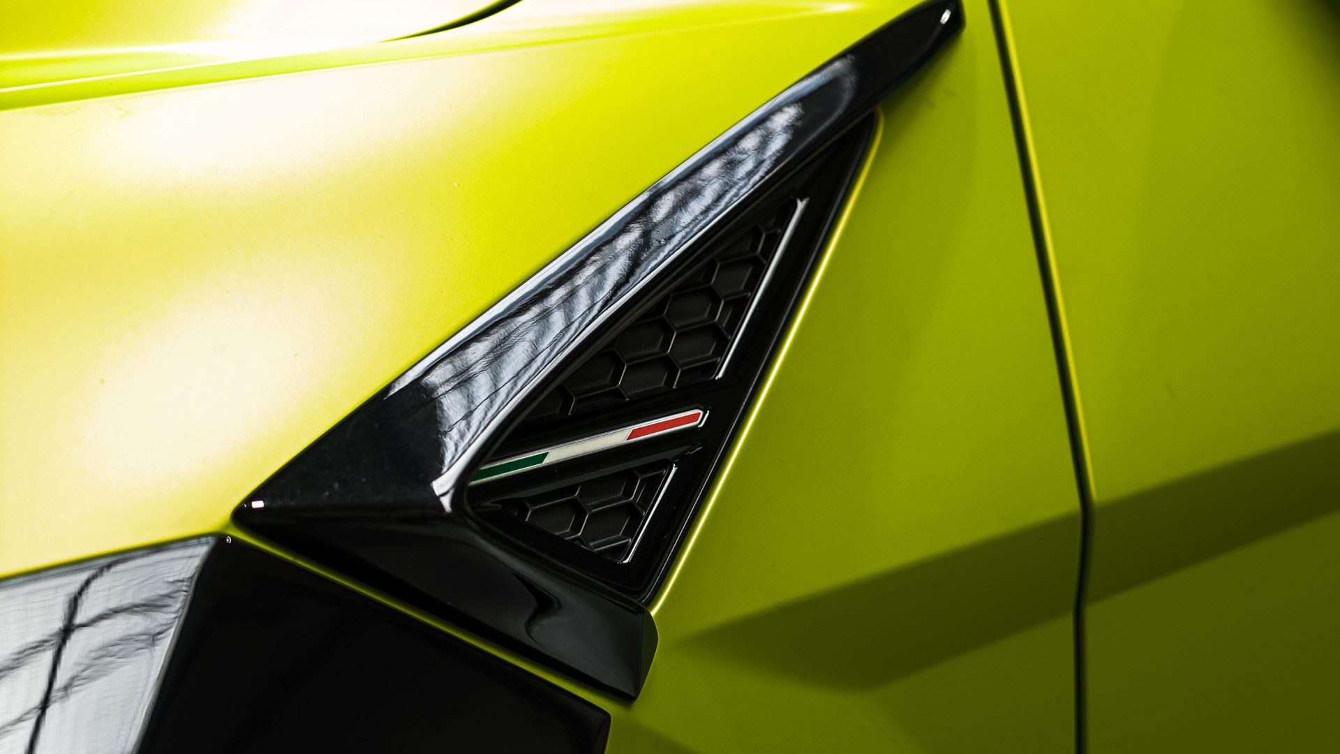 Lamborghini Urus - Folierung in PWF Matt Lizard Lime CC 4170 - M&D ...