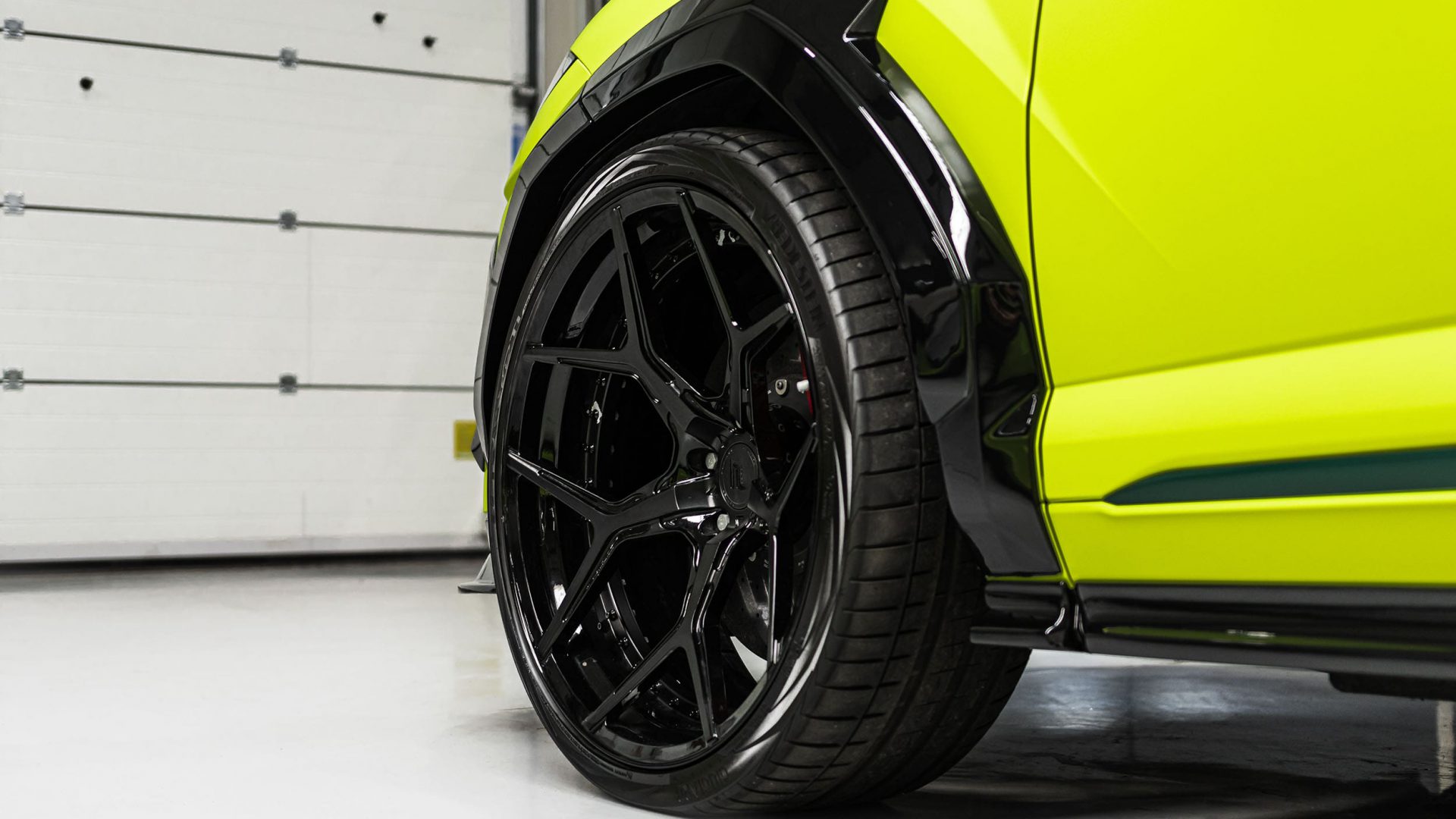 Lamborghini Urus - Folierung in PWF Matt Lizard Lime CC 4170 - M&D ...