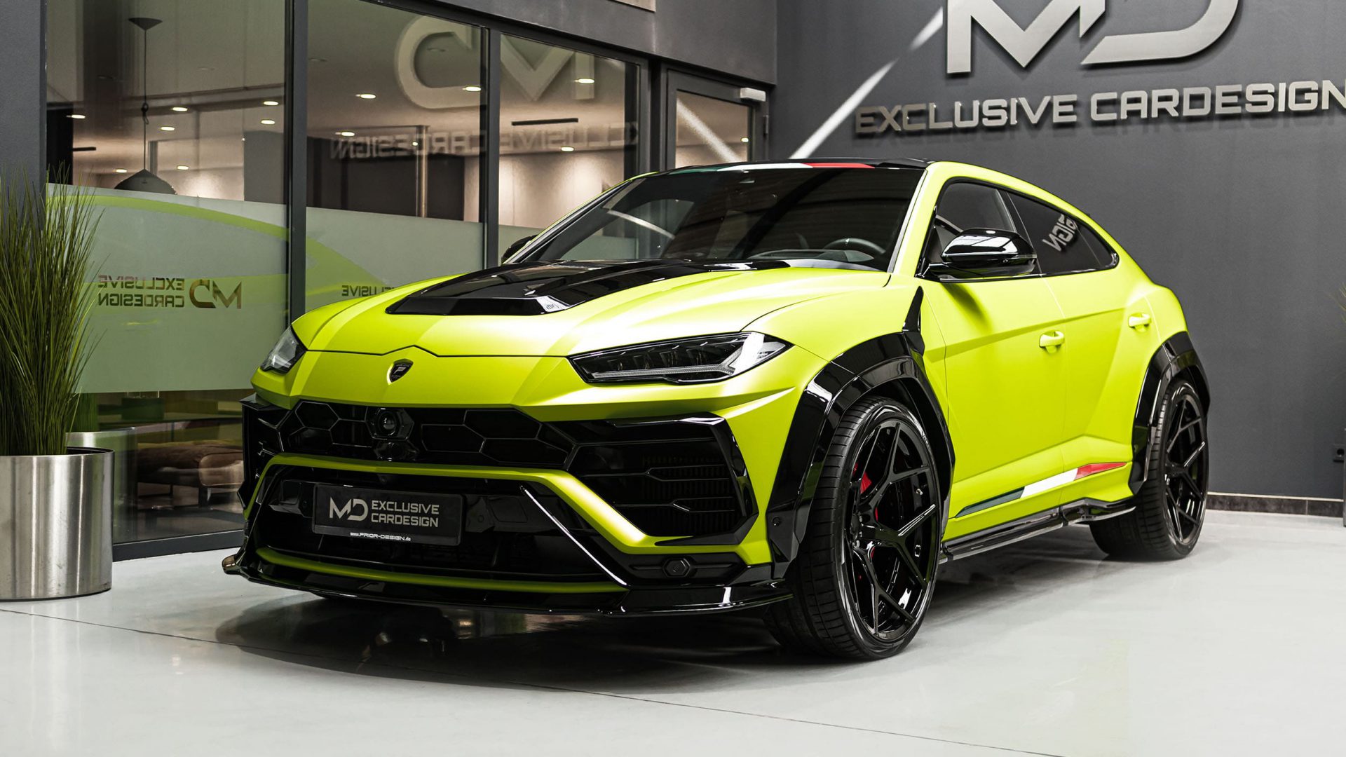 Lamborghini Urus - Wrapping in PWF Matt Lizard Lime CC 4170 - M&D ...