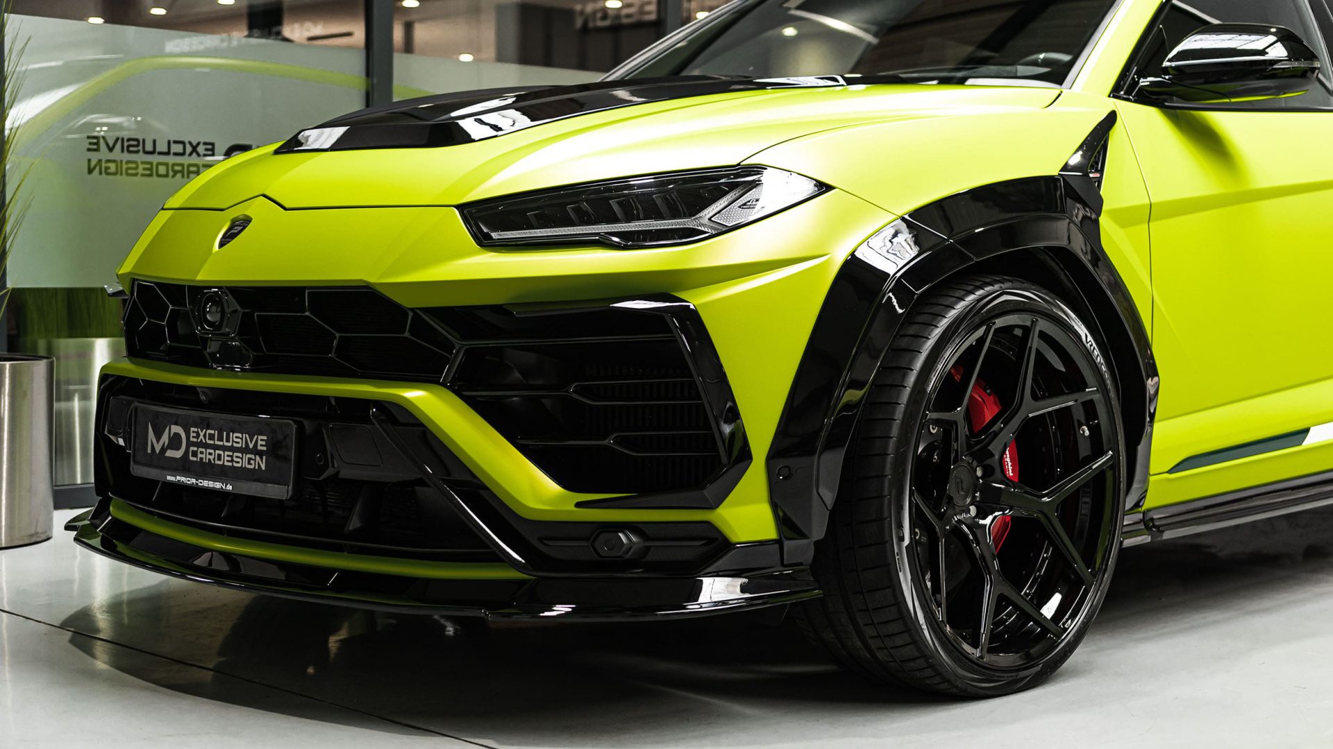 Lamborghini Urus - Wrapping in PWF Matt Lizard Lime CC 4170 - M&D ...