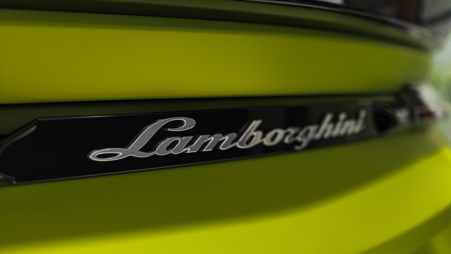 Lamborghini Urus - Wrapping in PWF Matt Lizard Lime CC 4170 - M&D ...