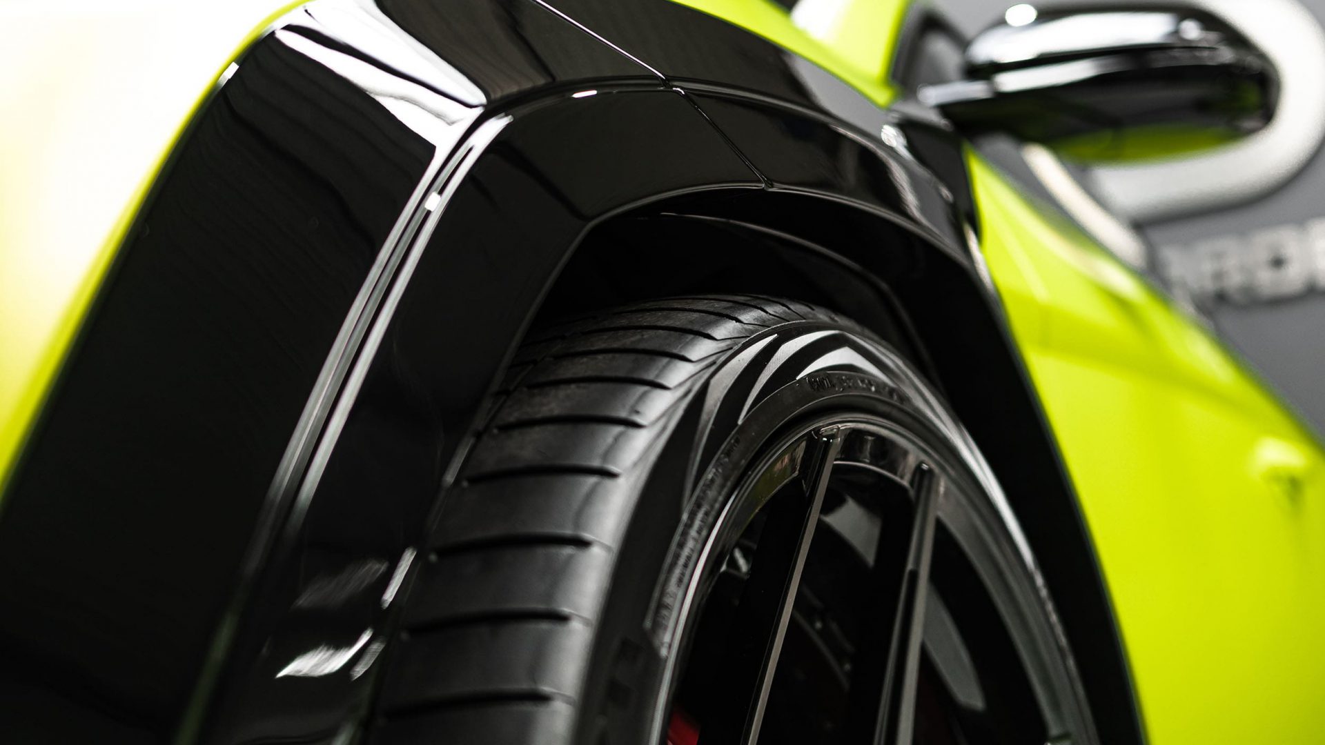 Lamborghini Urus - Wrapping in PWF Matt Lizard Lime CC 4170 - M&D ...