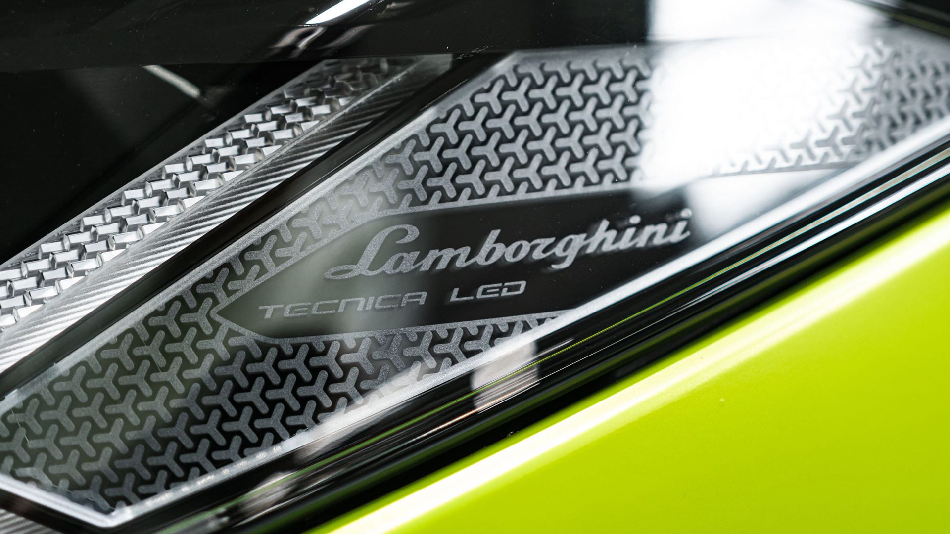 Lamborghini Urus - Folierung in PWF Matt Lizard Lime CC 4170 - M&D ...