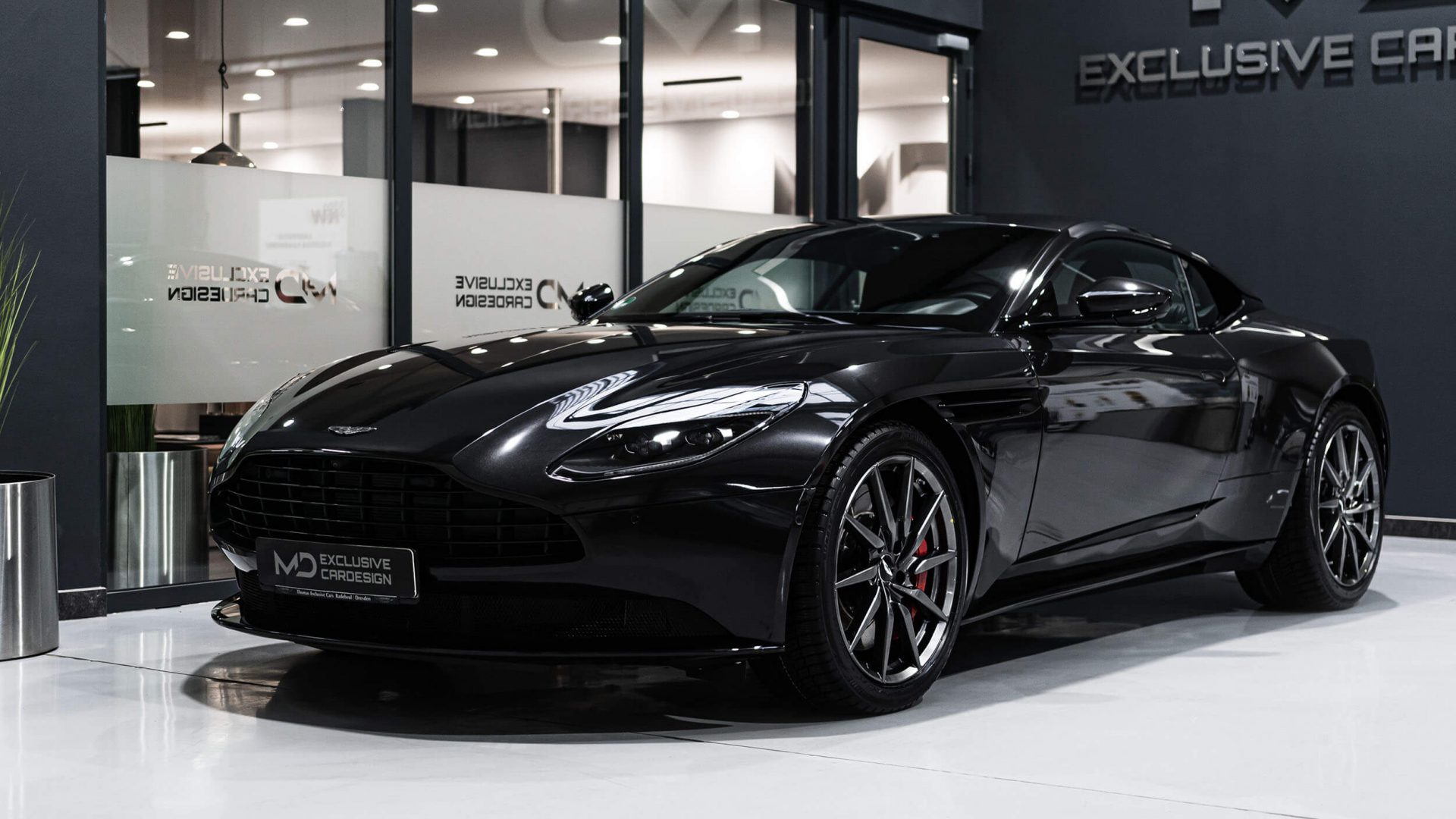 Aston Martin DB11 - Folierung in Oracal Black Metallic - M&D exclusive ...