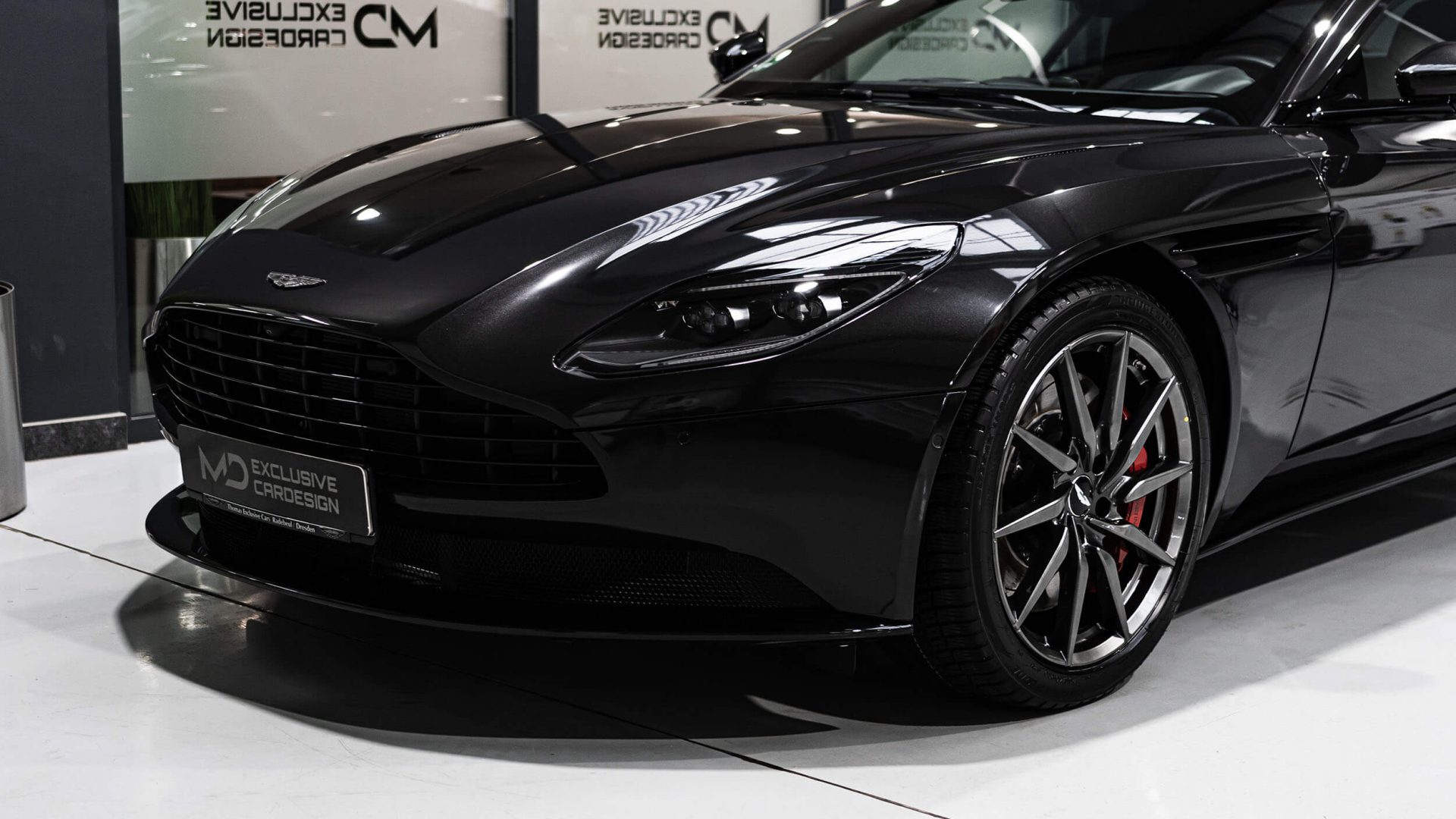 Aston Martin DB11 - Folierung in Oracal Black Metallic - M&D exclusive ...