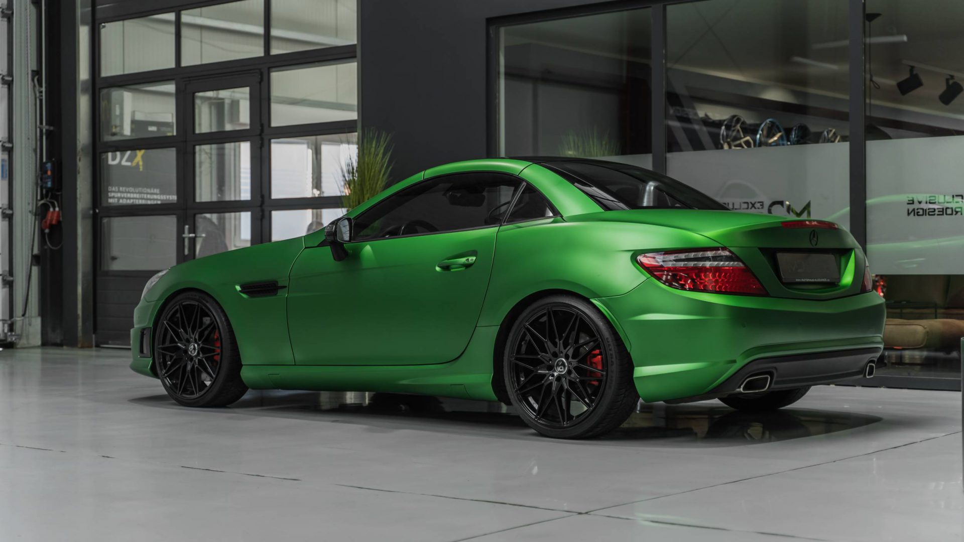 Mercedes SLK R172 - Folierung in PWF Matt Krypton Green CC 4142 - M&D exclusive cardesign ...