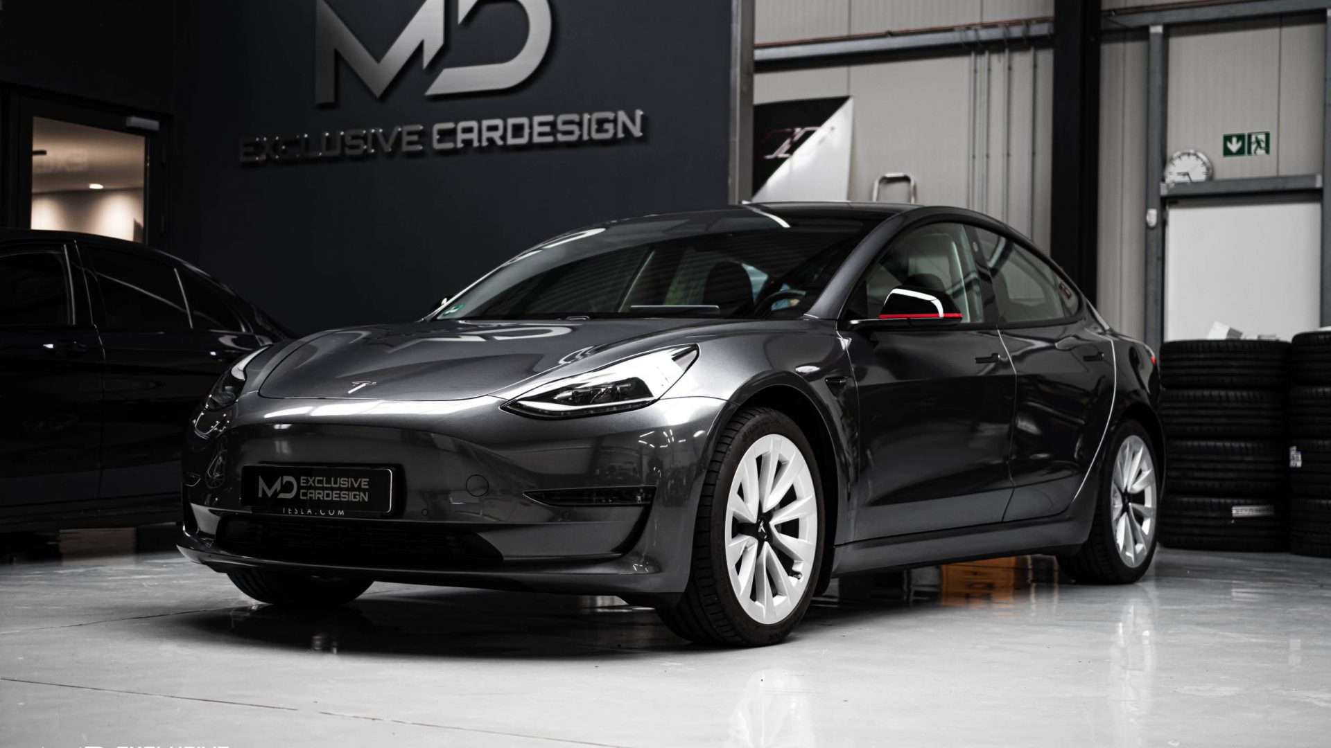 Tesla Model 3 - Folierung in Oracal 970RA Gloss Metallic Charcoal 937 ...