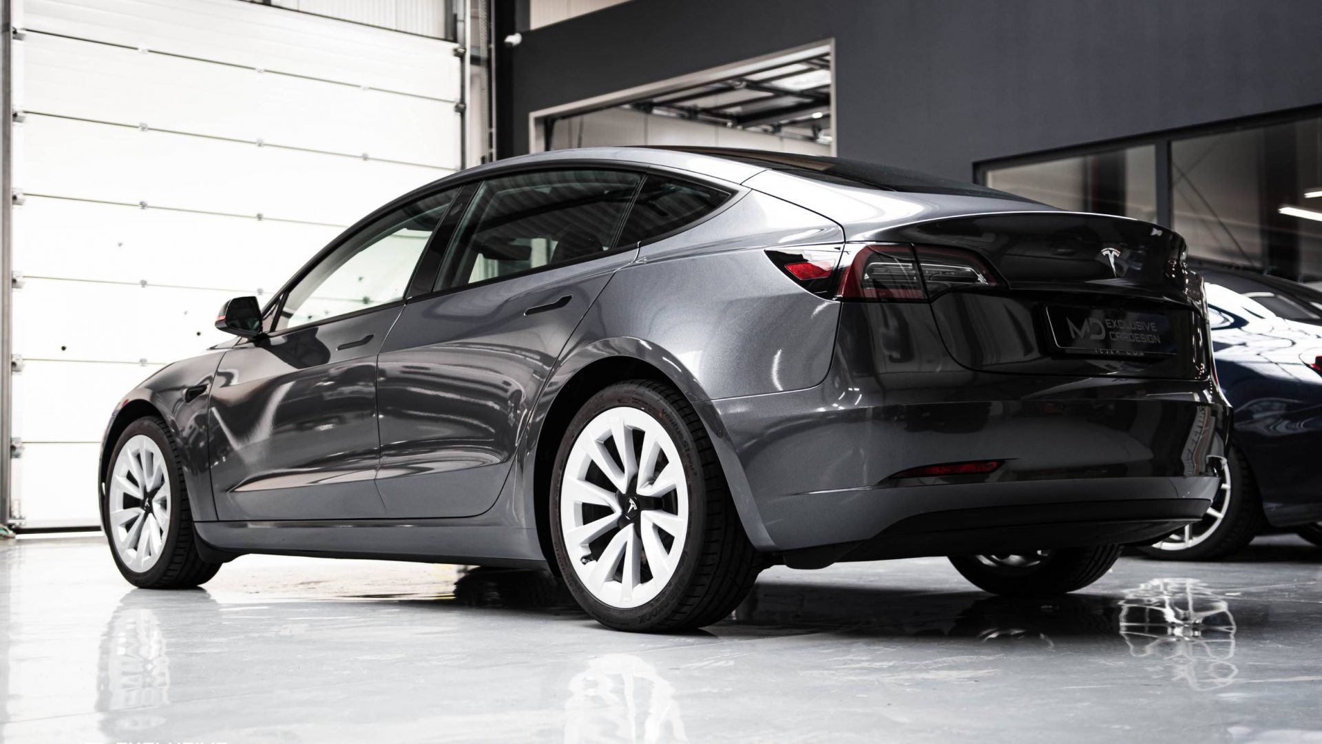 Tesla Model 3 - Folierung in Oracal 970RA Gloss Metallic Charcoal 937 ...